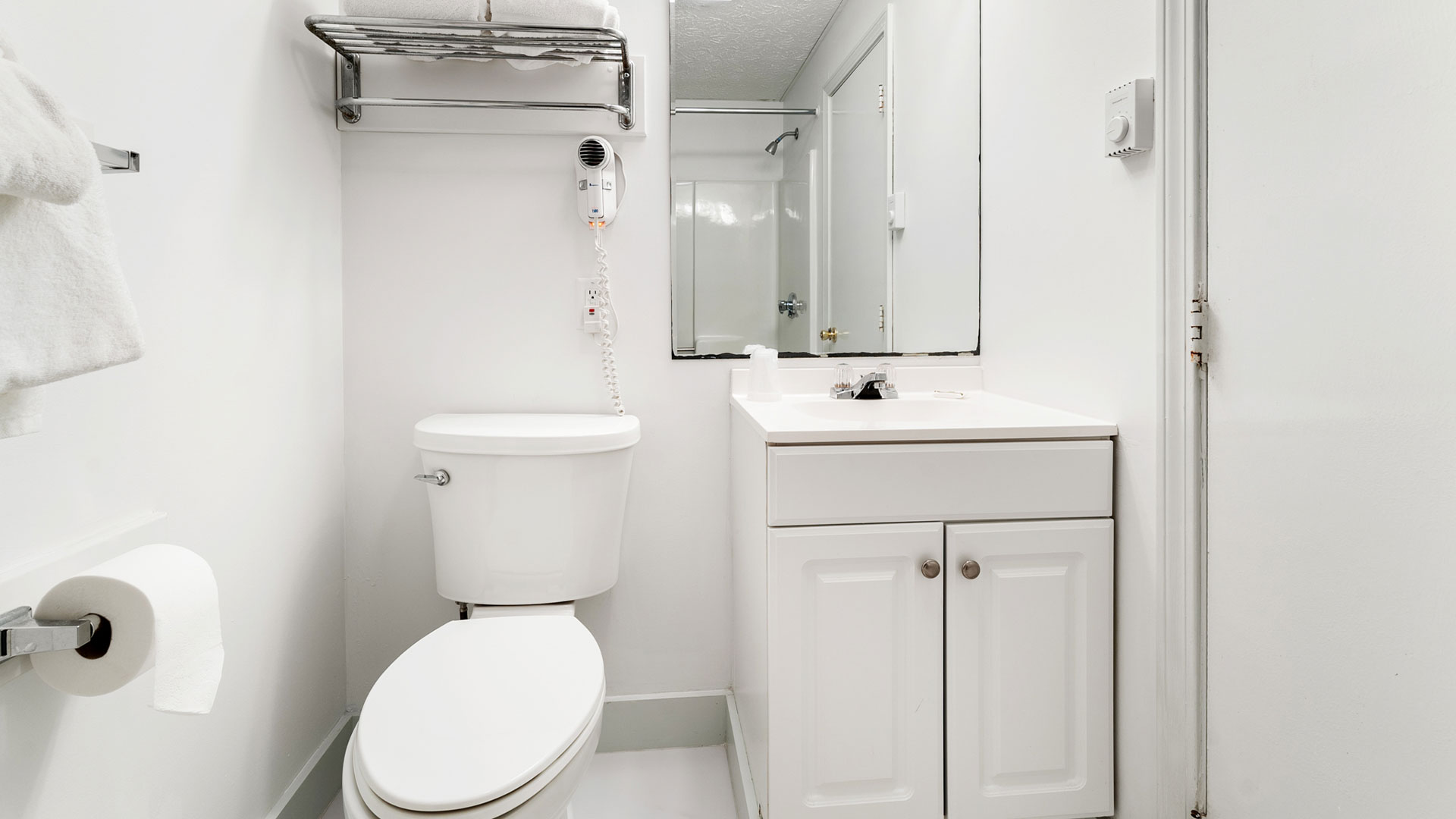 Deluxe Motel Guest Rooms & Kitchenettes - Carriage House Motel and Suites