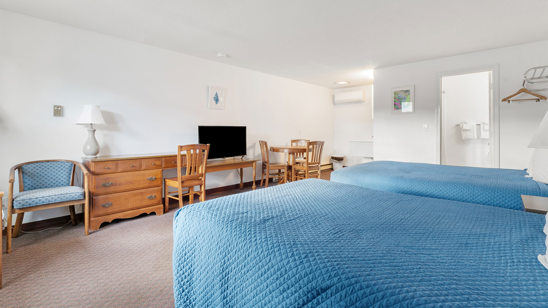 Deluxe Motel Guest Rooms & Kitchenettes - Carriage House Motel and Suites